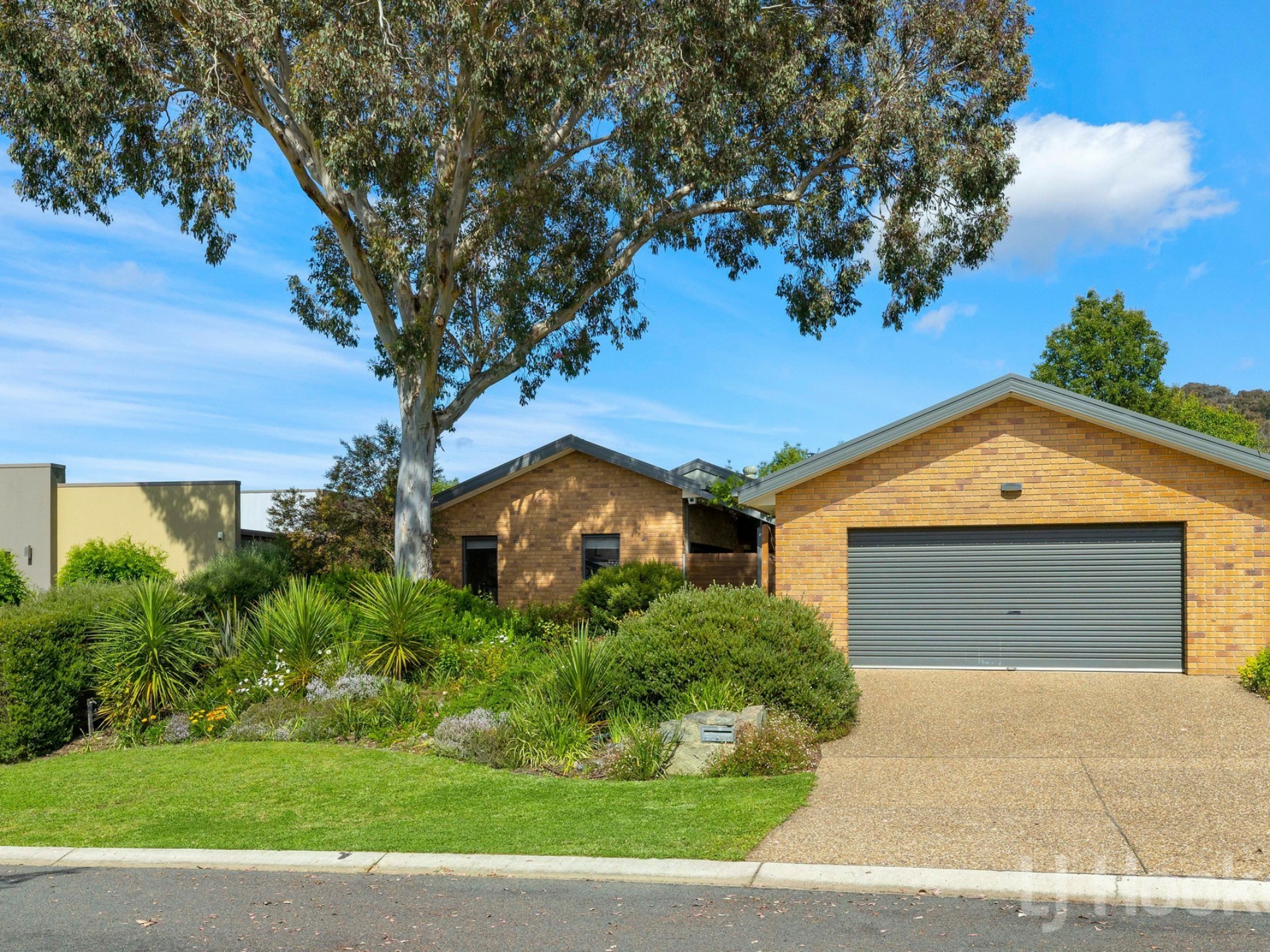 11 Allambee Street Jerrabomberra NSW - Property Details - LJ Hooker